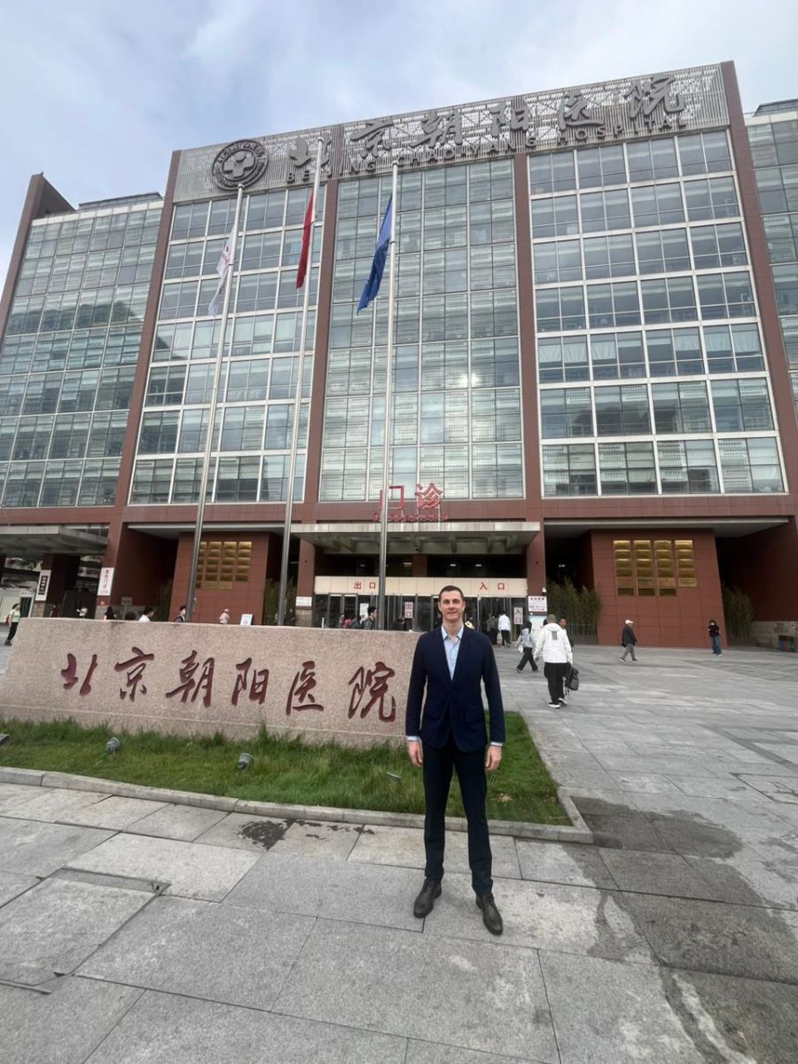 Neurocirurgião do HCC se especializa na China em técnica minimamente ...
